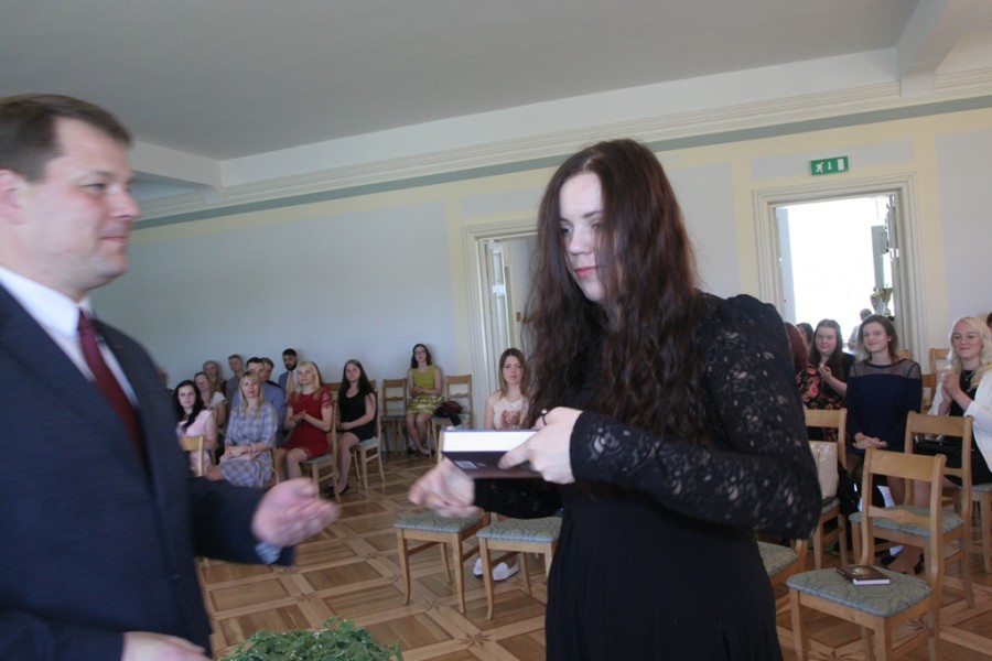 Fotogalerii: parimad koolilõpetajad käisid maavanema vastuvõtul - Lääne Elu