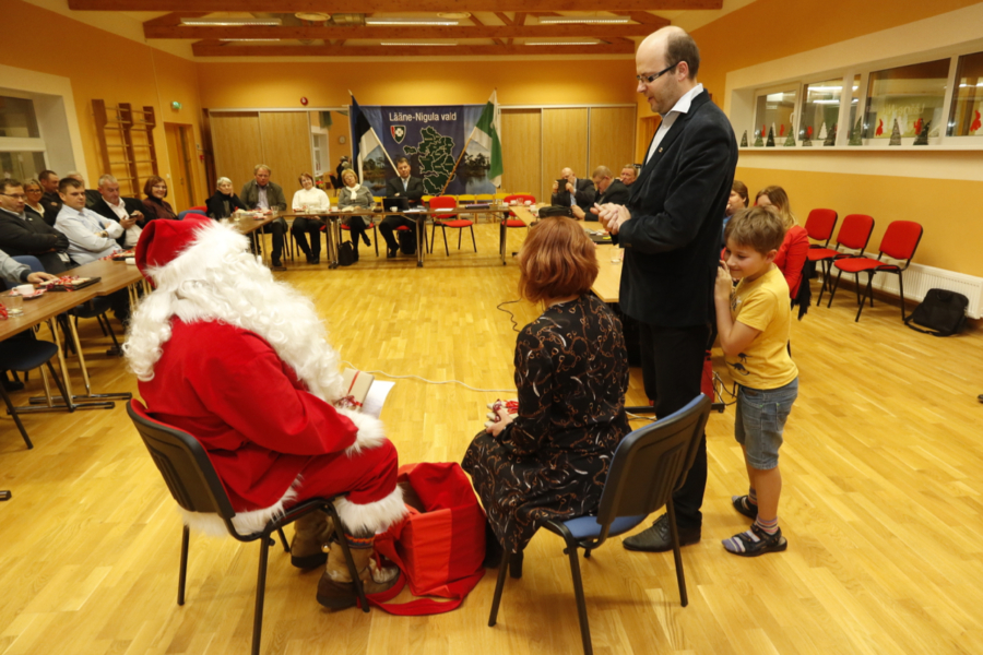 Galerii: Lääne-Nigula volikogu aasta viimane istung lõppes jõulusalmide ...