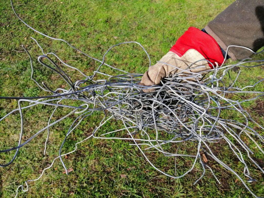 Kaelustuvi tegi puu otsa traadist pesa - Lääne Elu
