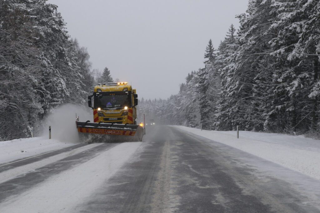 Esimene lumi toob avariide laine: ole valmis ja ära talverehvita teele ...