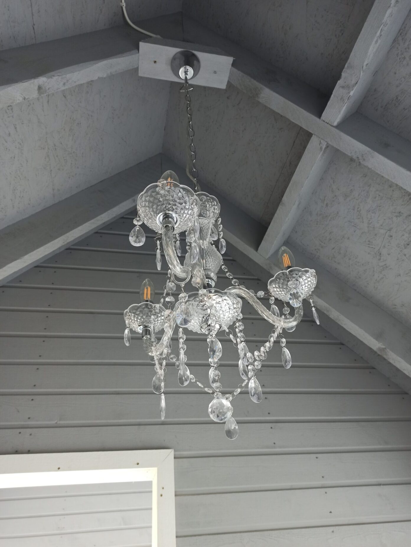 Külakoole sulgev vald riputas bussiootekoja lakke lühtri - Lääne Elu