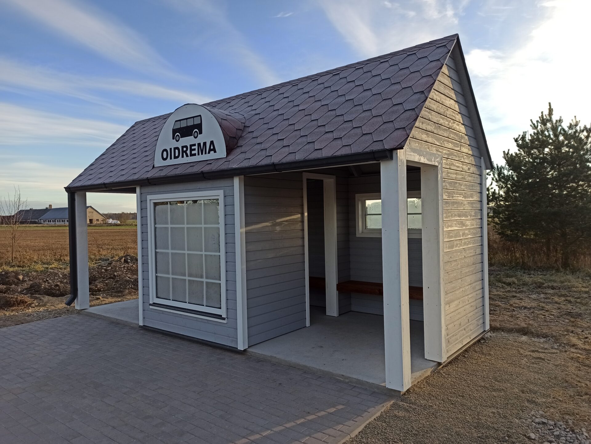 Külakoole sulgev vald riputas bussiootekoja lakke lühtri - Lääne Elu